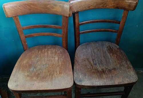 Старые деревянные стулья