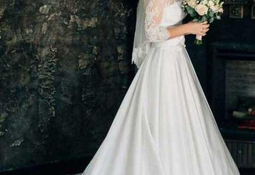 Атласное свадебное платье с рукавами