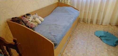 Кровать с ящиками снизу односпальная