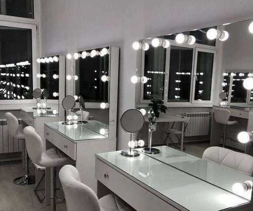 Гримерный стол с зеркалом и подсветкой