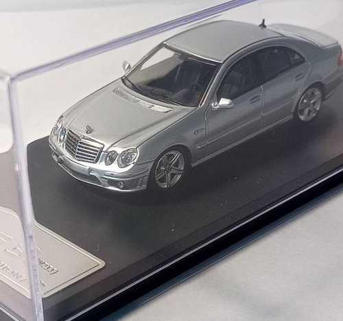 Модель автомобиля Mercedes-Benz E63 W211 (1:64)