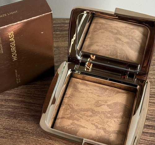Бронзер Hourglass Ambient lighting bronzer