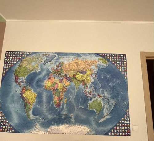 Карта мира, полочки, картины