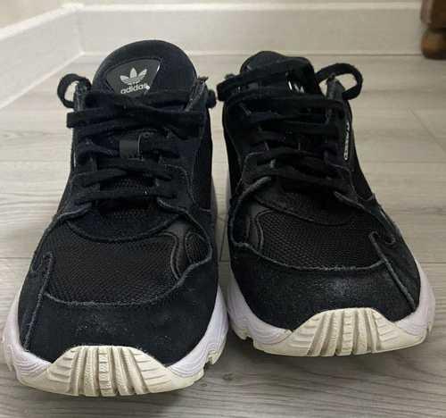 Кроссовки Adidas ozweego