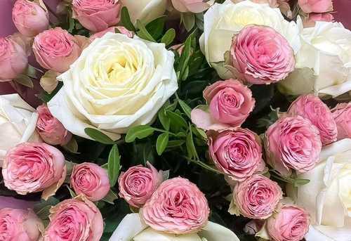 Букет из кустовых и белых роз. Цветы с доставкой