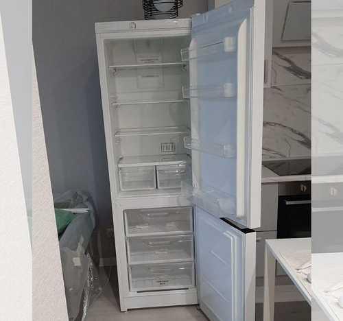 Холодильник бу, indesit