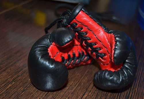 Кожаные мини боксерские перчатки в авто
