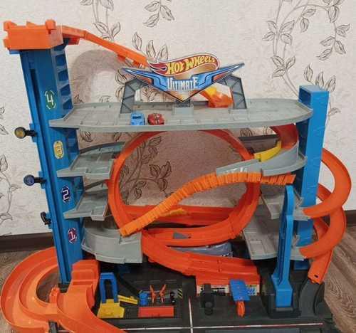 Гоночный трек hot wheels с лифтом и парковкой