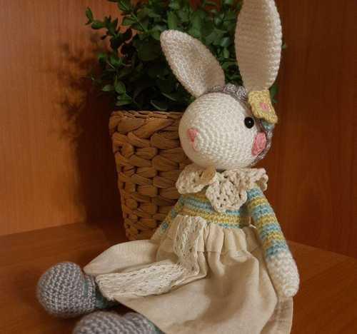 Вязанные игрушки зайчик