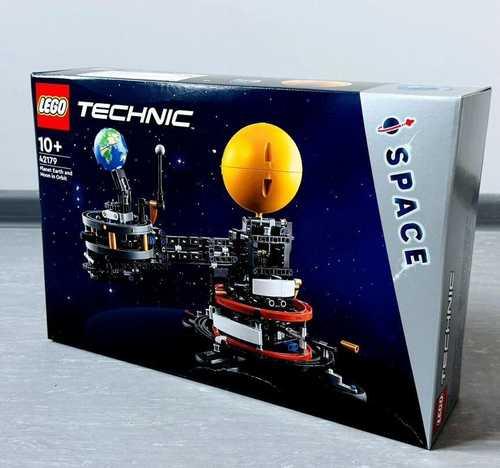 Lego 42179 Планета Земля и Луна на орбите