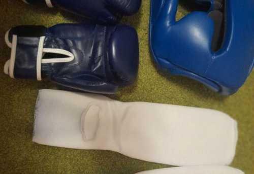 Боксерские перчатки, шлем, защита на голень