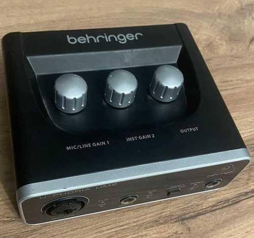 Звуковая карта behringer um2