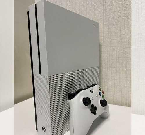 Microsoft Xbox One S, 1000 гб, 2 геймпада
