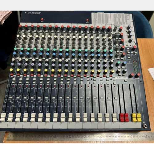 Микшерный пульт Soundcraft FX16II