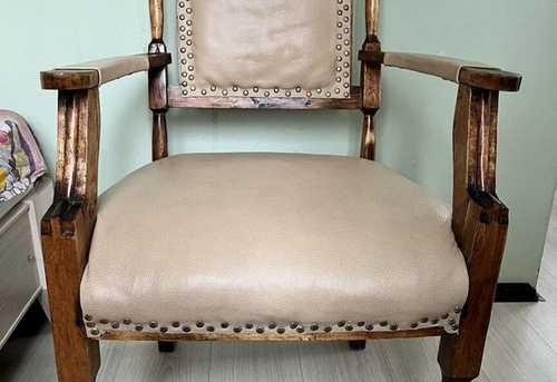 Антикварное кресло деревянное кожаное