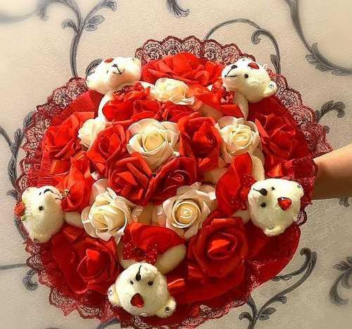 Букет из мишек и роз