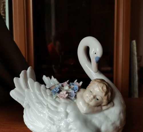 Статуэтка фарфор лебедь с младенцем