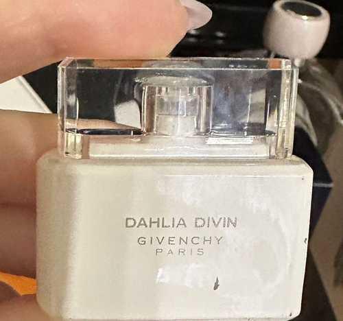 Givenchy Dahlia Divin Eau Initiale