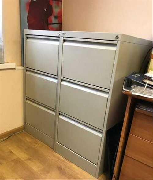 Металлический картотечный шкаф