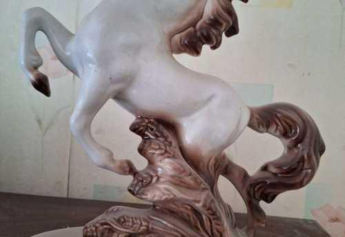 Фарфоровая статуэтка "Конь"
