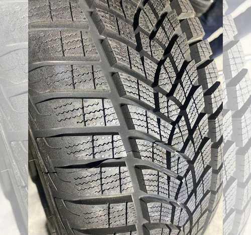 Goodyear UltraGrip Performance  215/60 R16