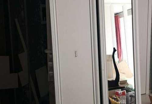 Двери для шкафа распашные: зеркальная и белая