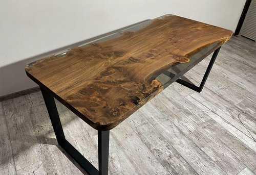 Кухонный стол река из массива дерева и смолы