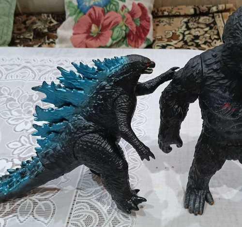 Игрушки Годзилла и кинг-конг