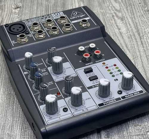 Микшерный пульт Behringer Xenyx 502