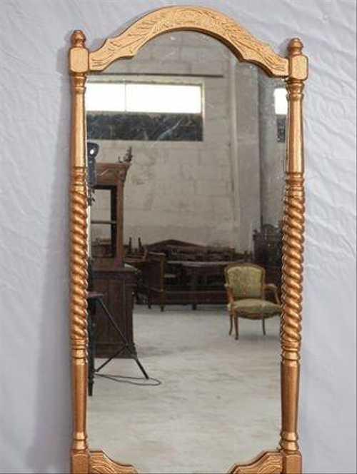 Старинное зеркало в резной раме