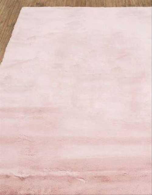 Пушистый ковер нежно розового цвета