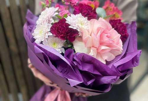 Букет цветов с ажурной розой и альстромерией
