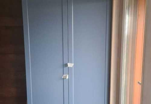 Шкаф распашной с филенчатыми дверями