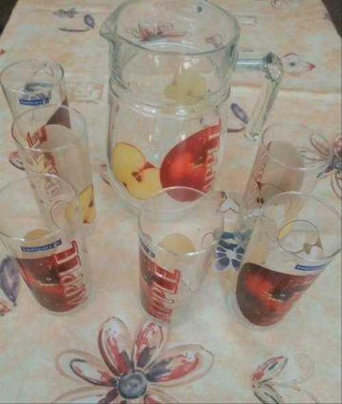 Кувшин со стаканами