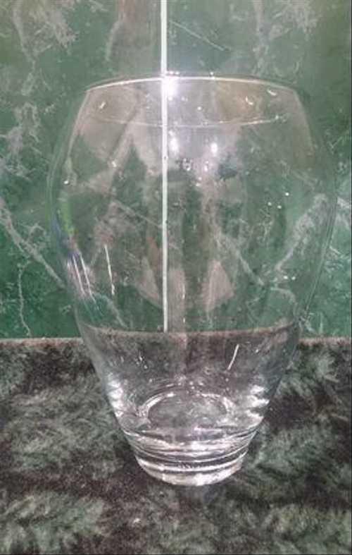 Большая прозрачная стеклянная ваза