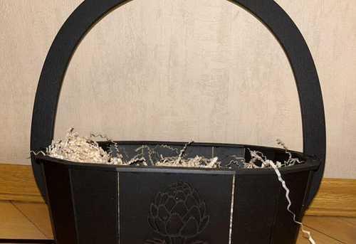 Черная деревянная корзинка с наполнителем
