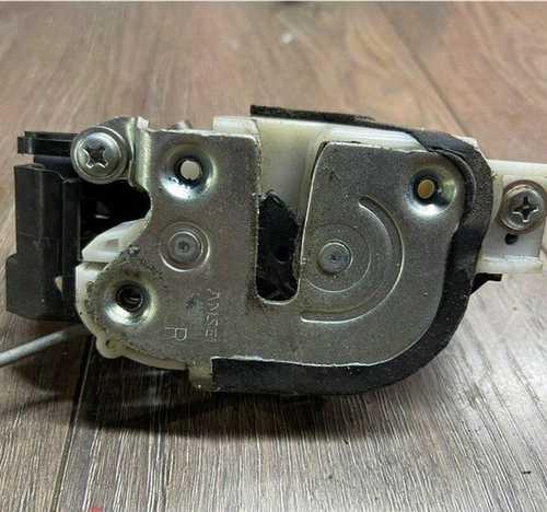 Замок двери передний правый Mitsubishi Lancer 9