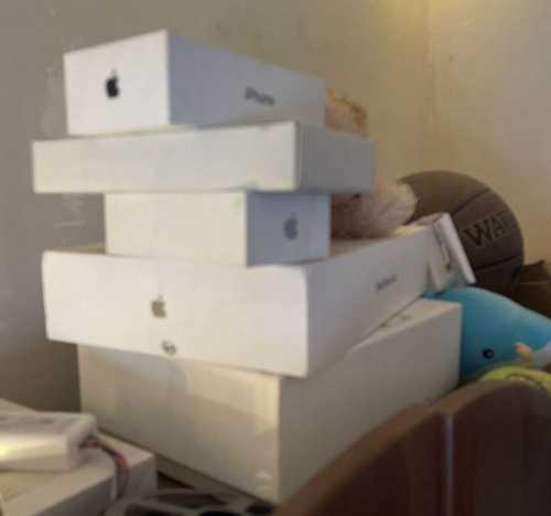 Куча коробок Apple