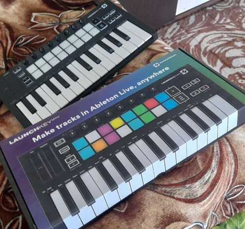 Миди-клавиатура novation LaunchKey Mini MK3