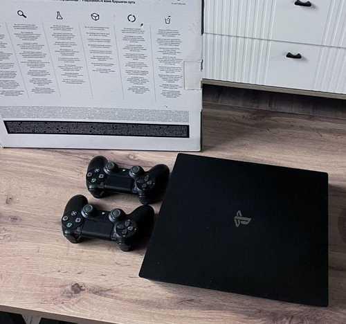 Sony Playstation 4 Pro, 1000 ГБ, 2 геймпада