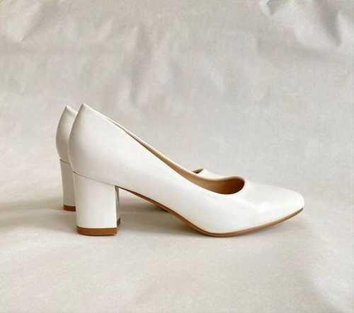 Женские туфли невысокий каблук, молочные, серые