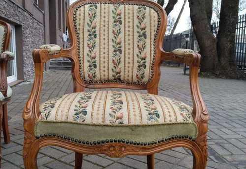 Кресло и стулья старинное