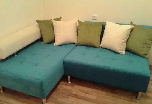 Яркий угловой диван
