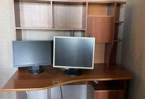 Компьютерный стол и два монитора