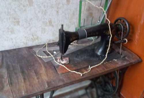 Швейная машинка "Пфафф" с ножным приводом