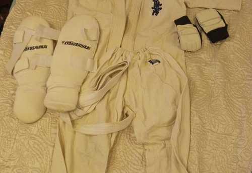 Кимоно, перчатки, защита, шлем Киокушинкай