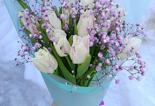 Белые тюльпаны с гипсофилой