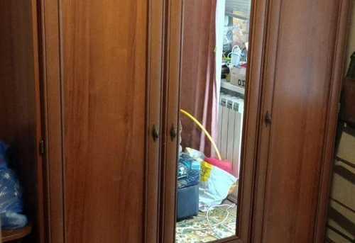 Шкаф платяной трехстворчатый