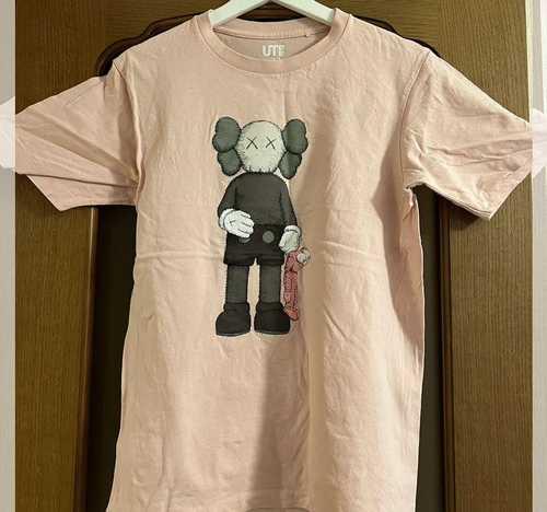 Футболка uniqlo kaws