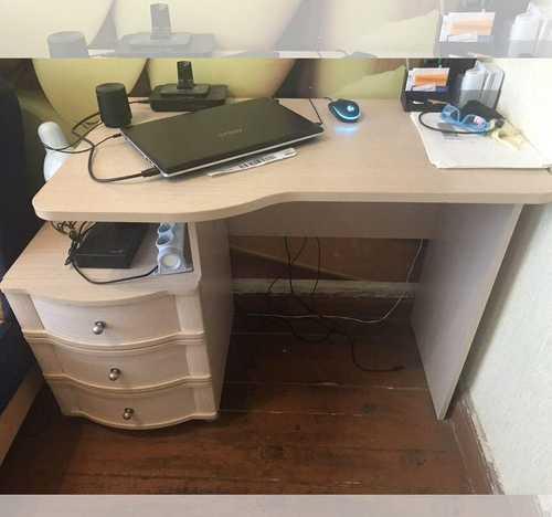 Компьютерный письменный офисный стол с тумбой